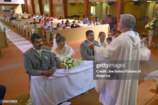 Catholic Priest Wedding Stock Fotos Und Bilder Getty Images