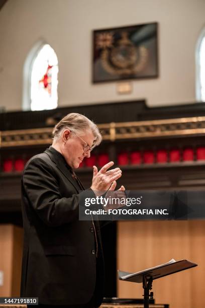 Church Choir Conductor during Concert performance 이미지 (1447191810) - 게티 ...