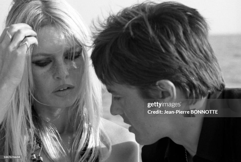 Alain Delon Et Brigitte Bardot Sur Un Bateau Au Large De Saint Tropez