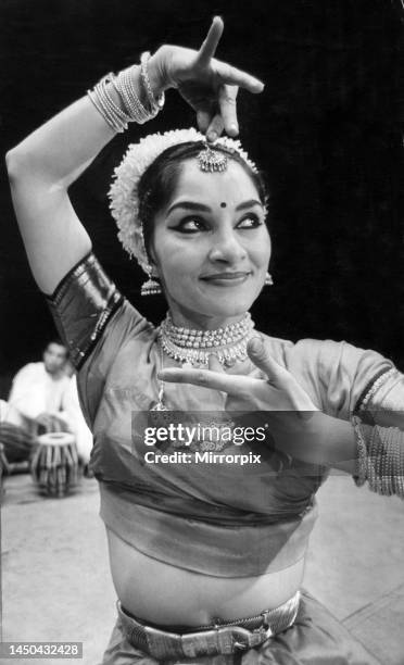 Belly Dancer Photos And Premium High Res Pictures Getty Images