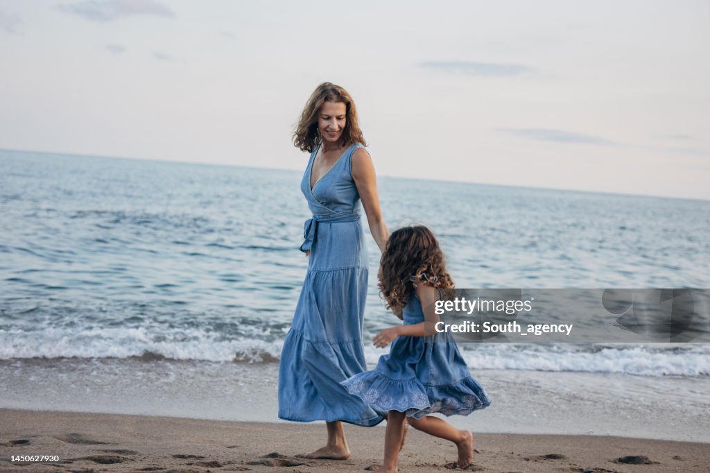 Mère Et Fille Au Bord De La Mer Photo Getty Images