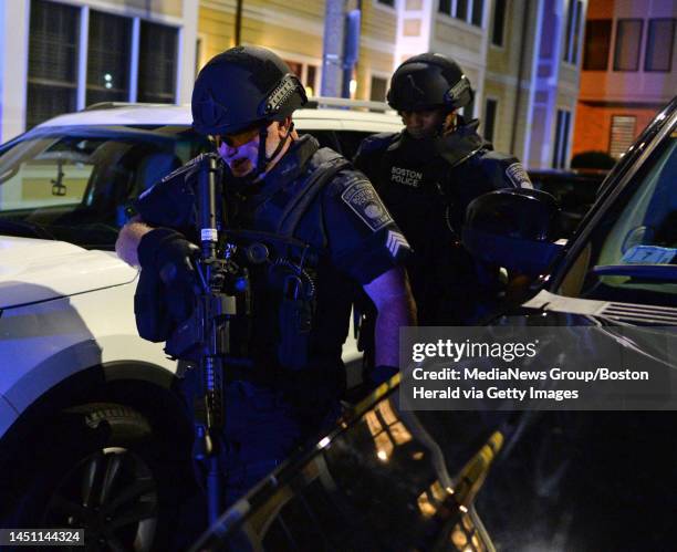 Boston Police Department Swat Team Photos Et Images De Collection Getty Images