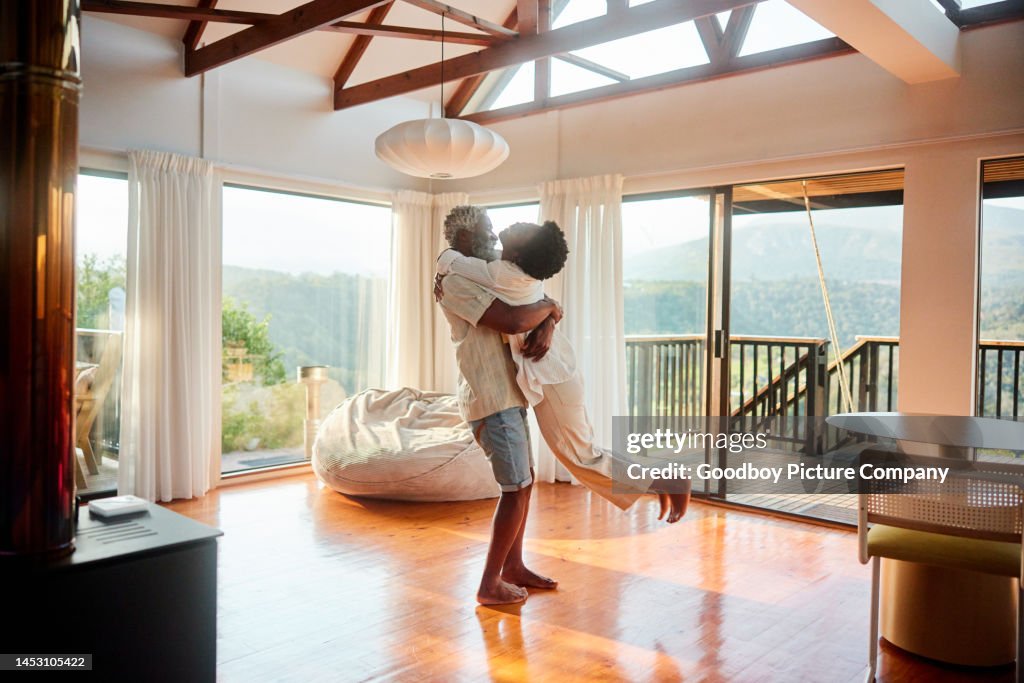 Femme Riant En Se Faisant Tourner Dans Les Bras De Son Mari Photo