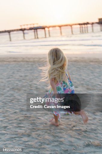 Young Girl Running At The Beach Stock Foto Getty Images