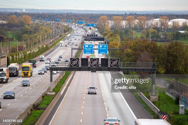 Trucks and dense traffic on German highway A3 (1458796163) - 게티이미지뱅크