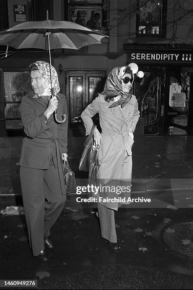 Jackie Kennedy Onassis Leaving Serendipity 3 Wearing A Scarf Over Her News Photo Getty Images