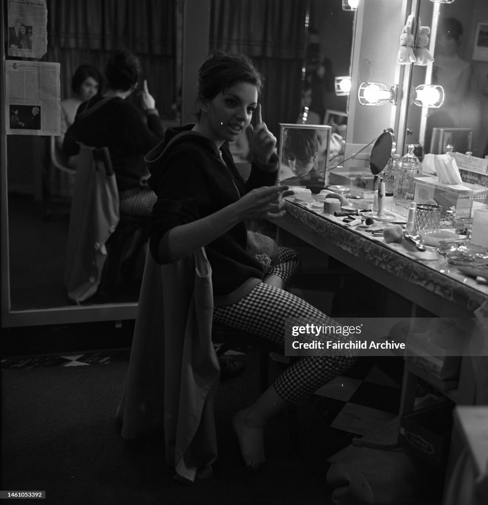 Liza Minnelli backstage at the Alvin Theater in New York preparing ... Liza Minnelli backstage at the Alvin Theater in New York preparing ...