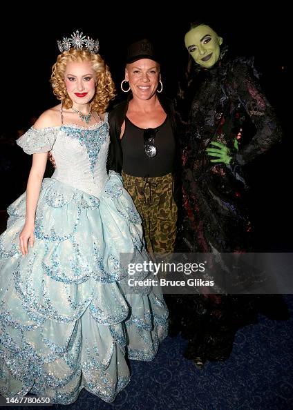 Mckenzie Kurtz As Glinda Pink And Talia Suskauer As Elphaba Pose News Photo Getty Images