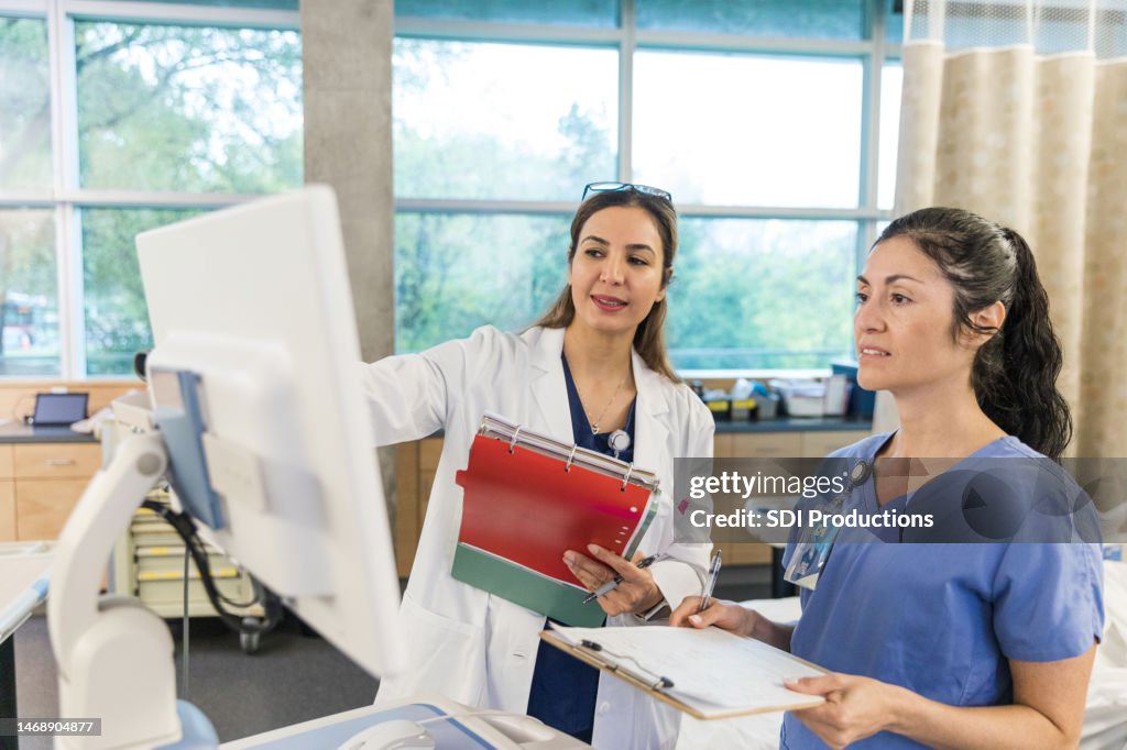 Une Femme Médecin Aide À Former Linfirmière Sur Le Nouveau Logiciel