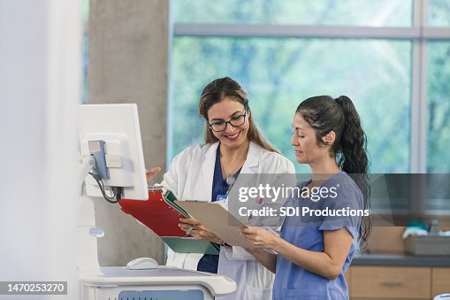 Une Femme Médecin Compare Ses Notes Avec Celles De Linfirmière Tout En