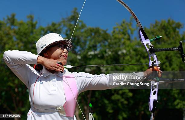 Lee Sung Jin Archer Photos And Premium High Res Pictures Getty Images