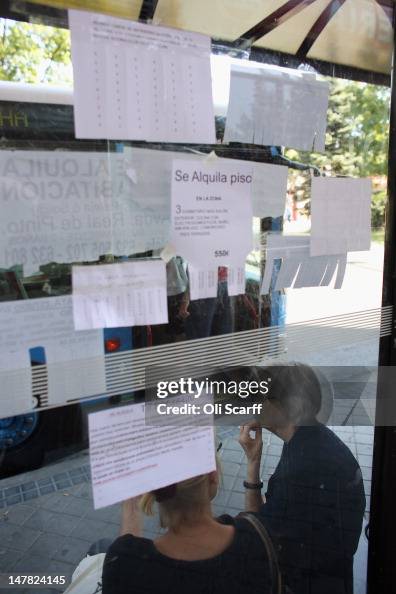 Women Wait At A Bus Stop Behind Homemade Flyers Advertising ニュース写真 Getty Images