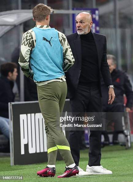 Ac Milan Coach Stefano Pioli Issues Instructions To His Player News Photo Getty Images