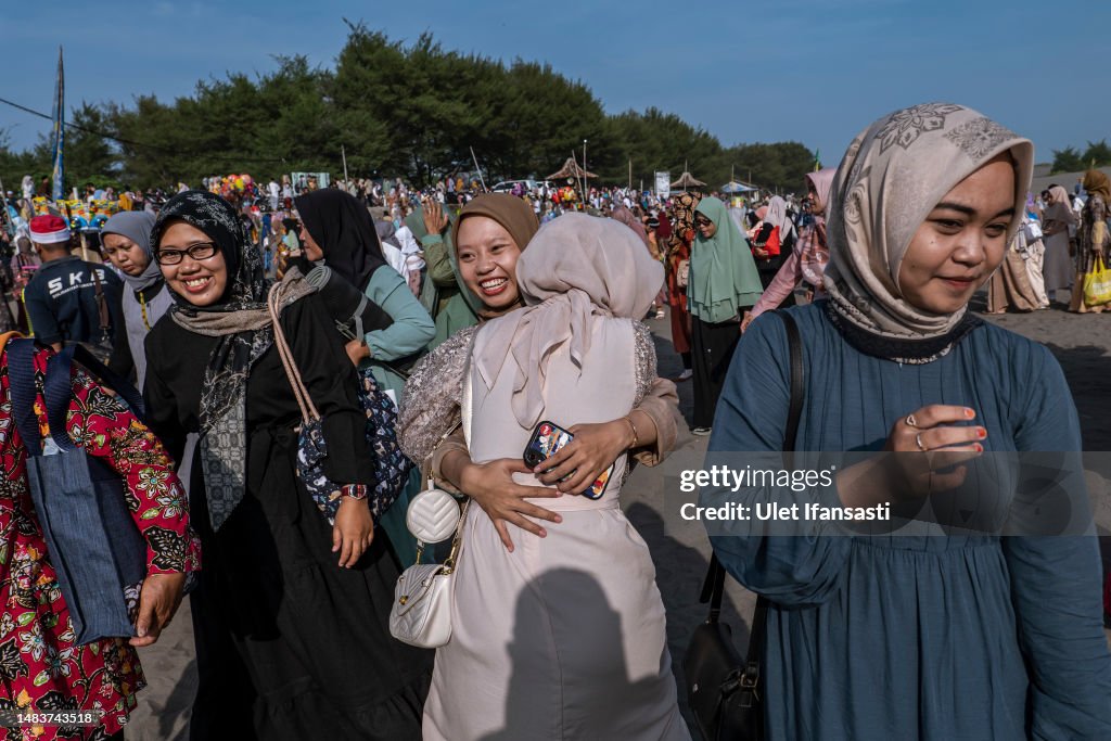 Indonesian Muslims Celebrate After The Eid Al Fitr Prayer On Sea Of