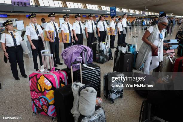 United Airlines Pilots Photos And Premium High Res Pictures Getty Images