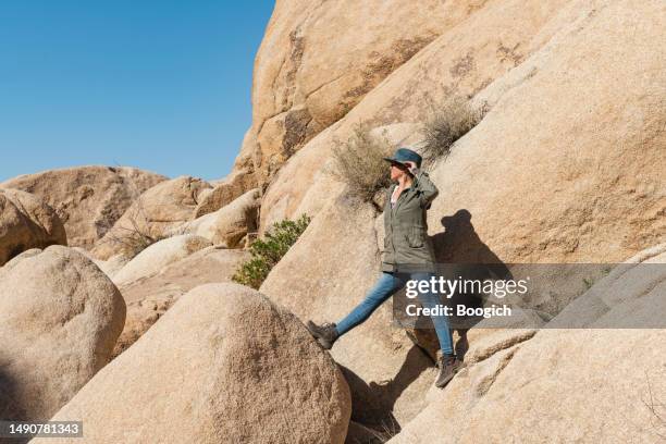 Woman Balancing on Boulders in Joshua Tree National Park 이미지 ...