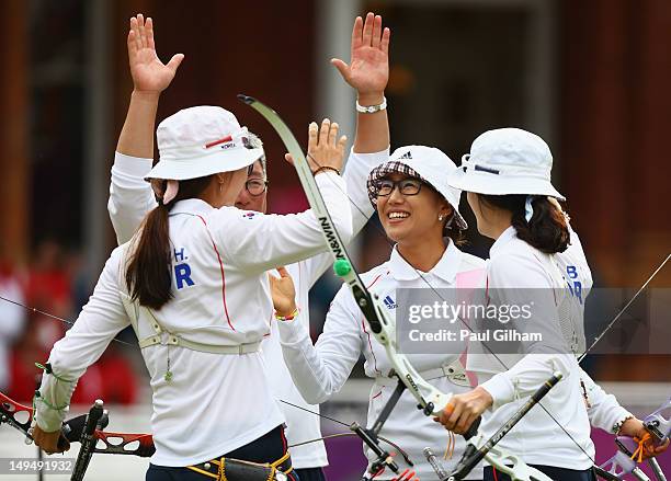 Lee Sung Jin Archer Photos And Premium High Res Pictures Getty Images
