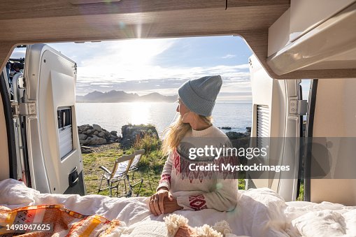 Femme Se Relaxant À Larrière De Son Campingcar Au Coucher Du Soleil Vue