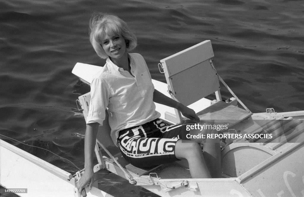 Mireille Darc En Pédalo Pendant Ses Vacances à Cannes Le 30 Juillet News Photo Getty Images