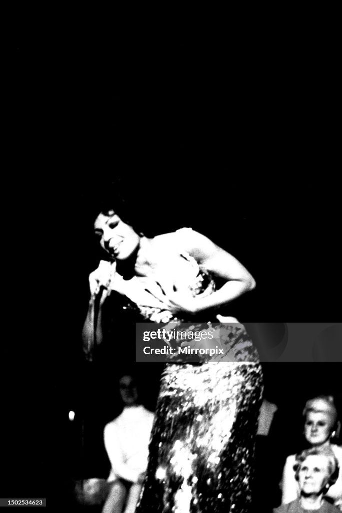 Shirley Bassey Performing On Stage In Concert At Newcastle City Hall