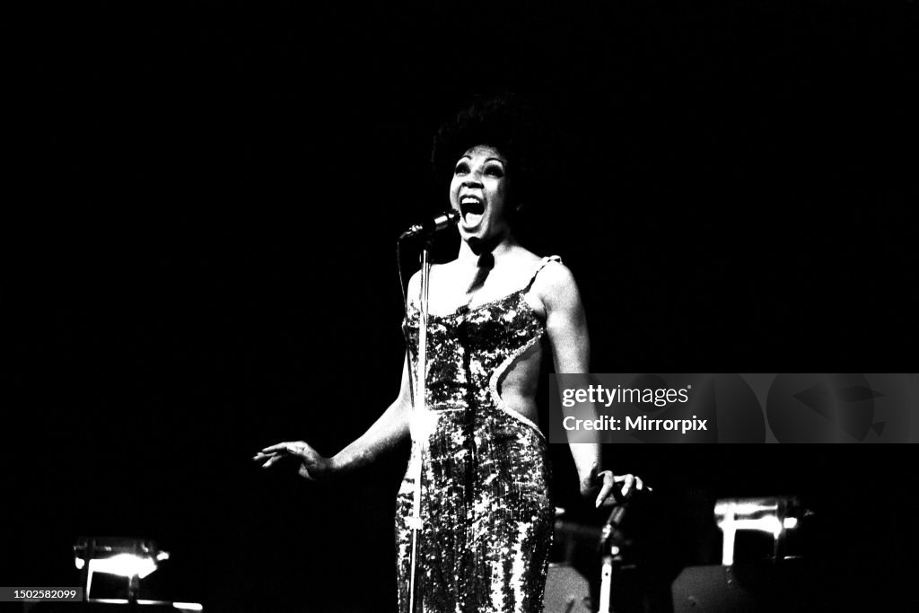 Shirley Bassey Performing On Stage In Concert At Newcastle City Hall