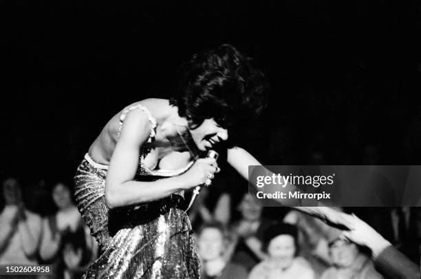 Shirley Bassey Photos Photos And Premium High Res Pictures Getty Images