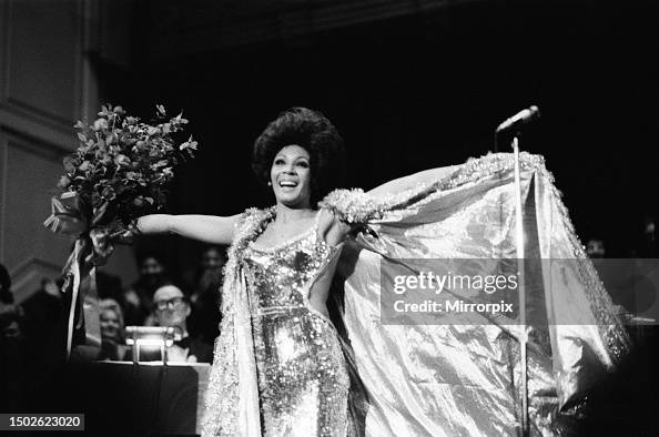 Shirley Bassey Performing On Stage In Concert At Newcastle City Hall