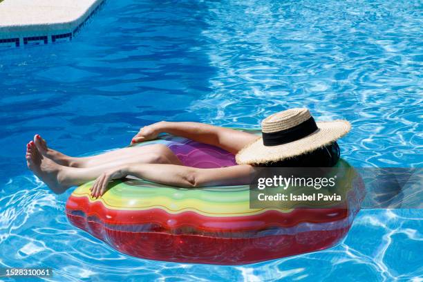 Older Woman Pool Float Fotografías E Imágenes De Stock Getty Images