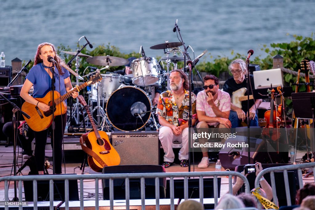 Lucy Wainwright Roche Performs With Rufus Wainwright And Jimmy Fallon