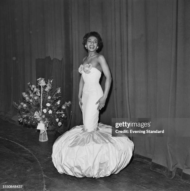 Shirley Bassey Photos Photos And Premium High Res Pictures Getty Images