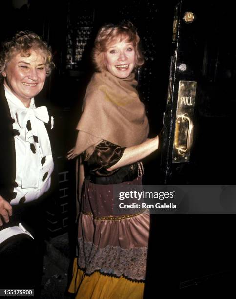 Shirley Maclaine 2011 Photos And Premium High Res Pictures Getty Images