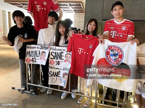 Asian fans await the FC Bayern Munich team with posters and jerseys ... Asian fans await the FC Bayern Munich team with posters and jerseys ...