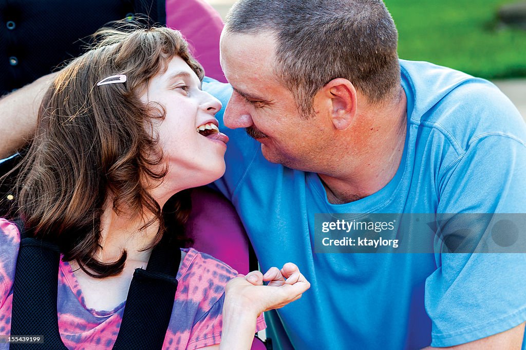 Handicapé Fille Donnant Un Baiser Papa Photo Getty Images