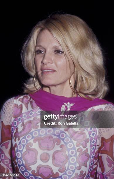 Angie Dickinson 1976 Fotografías E Imágenes De Stock Getty Images