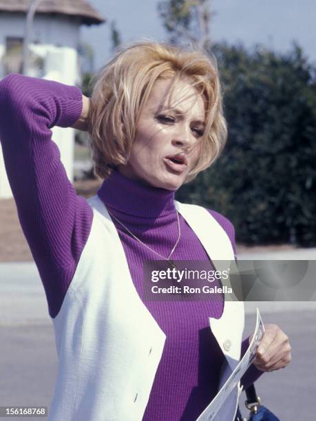 Angie Dickinson 1971 Photos And Premium High Res Pictures Getty Images