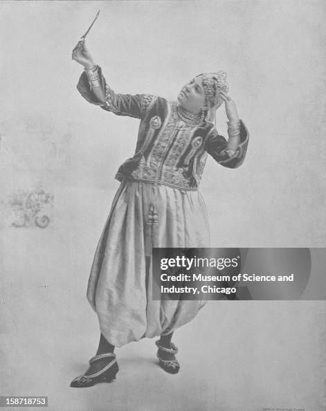An Image Of Salina The Algerian Danse Du Ventre Artiste Of The