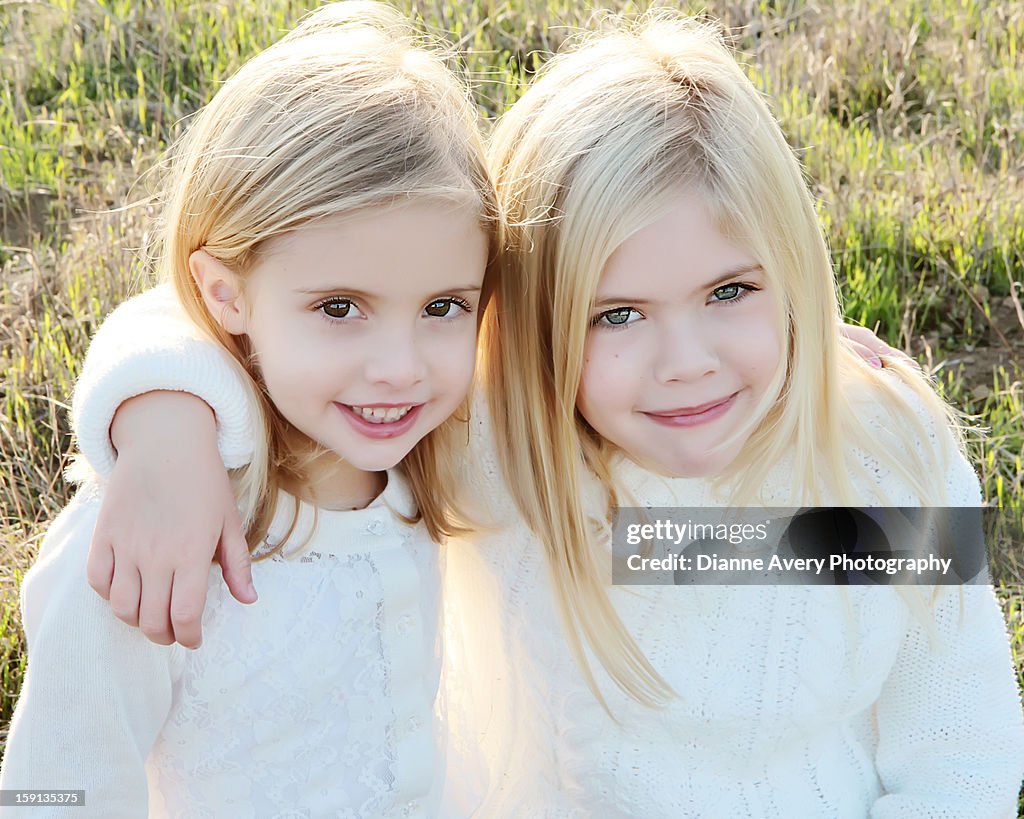 Blond Sisters Sunny Day Stock Foto Getty Images