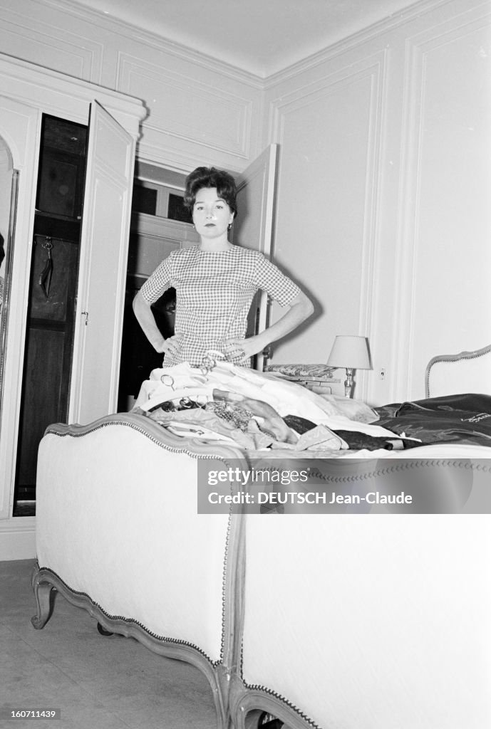 Shirley Maclaine In Paris For The Film Shooting Woman Times Seven