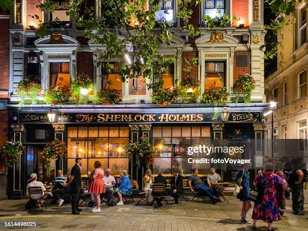 London people drinking outside traditional pub at night Westminster 이미지 ...