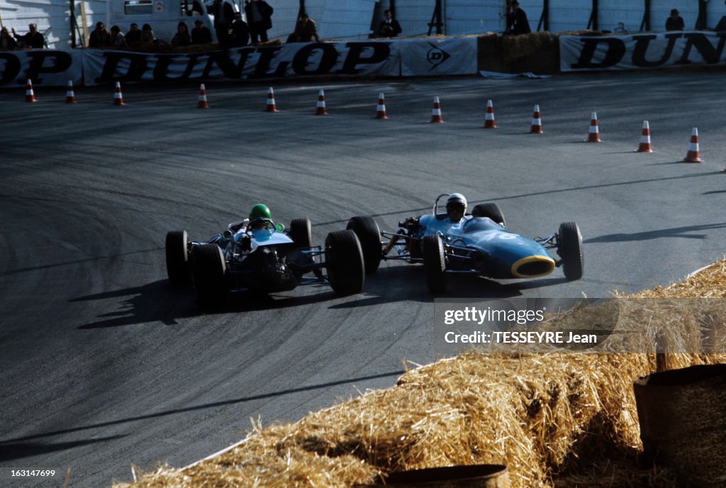 Motor Sport Pau Grand Prix 1967. Sur le circuit de Pau, deux voitures ... Motor Sport Pau Grand Prix 1967. Sur le circuit de Pau, deux voitures ...