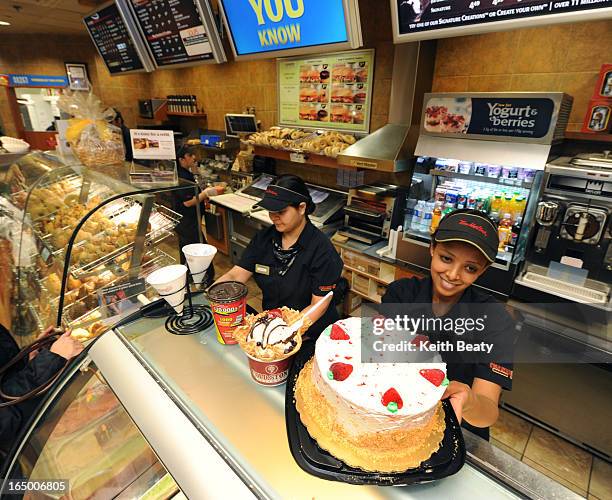 Cold Stone Creamery Cake Photos and Premium High Res Pictures - Getty ... Cold Stone Creamery Cake Photos and Premium High Res Pictures - Getty ...