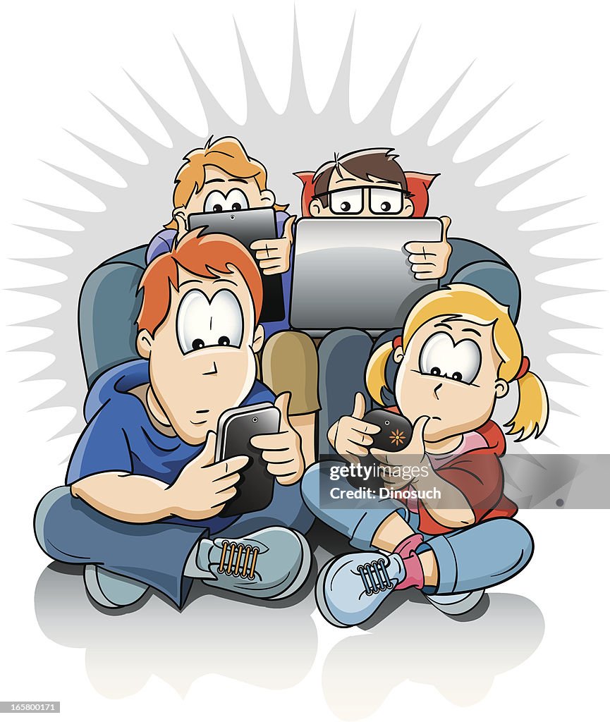 Famille À Laide De Leurs Téléphones Ordinateurs Et Appareils Numériques