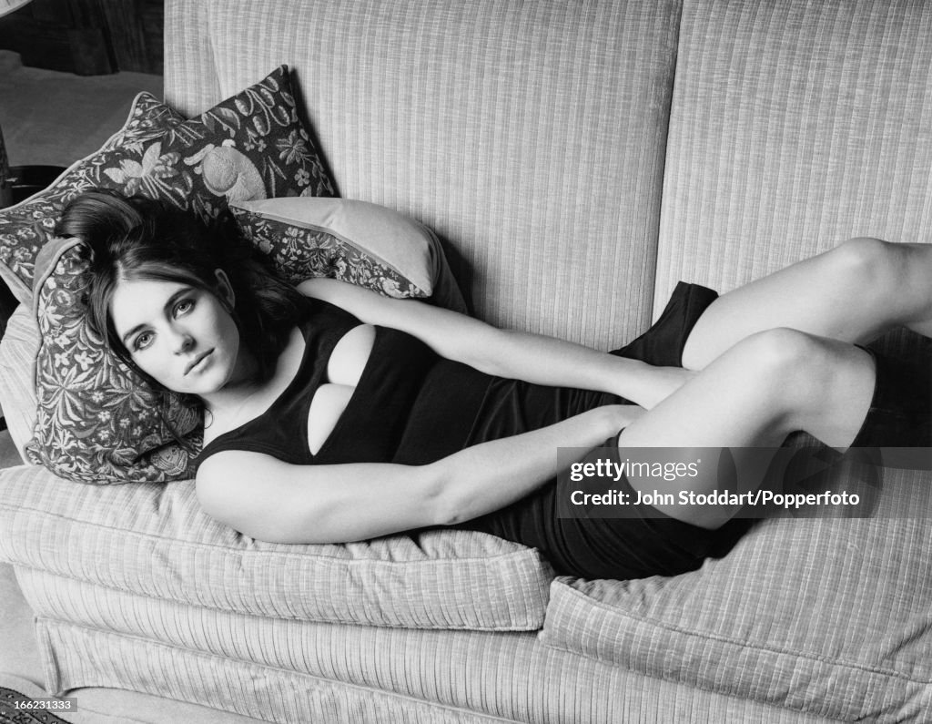 English Model And Actress Elizabeth Hurley Posed In London In 1992 News Photo Getty Images