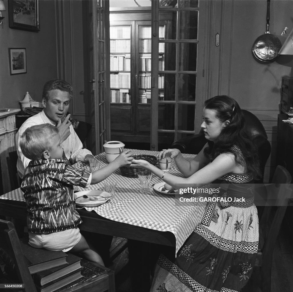 Jeanne Moreau With Family. Paris, juillet 1953 : Jeanne MOREAU en ... Jeanne Moreau With Family. Paris, juillet 1953 : Jeanne MOREAU en ...