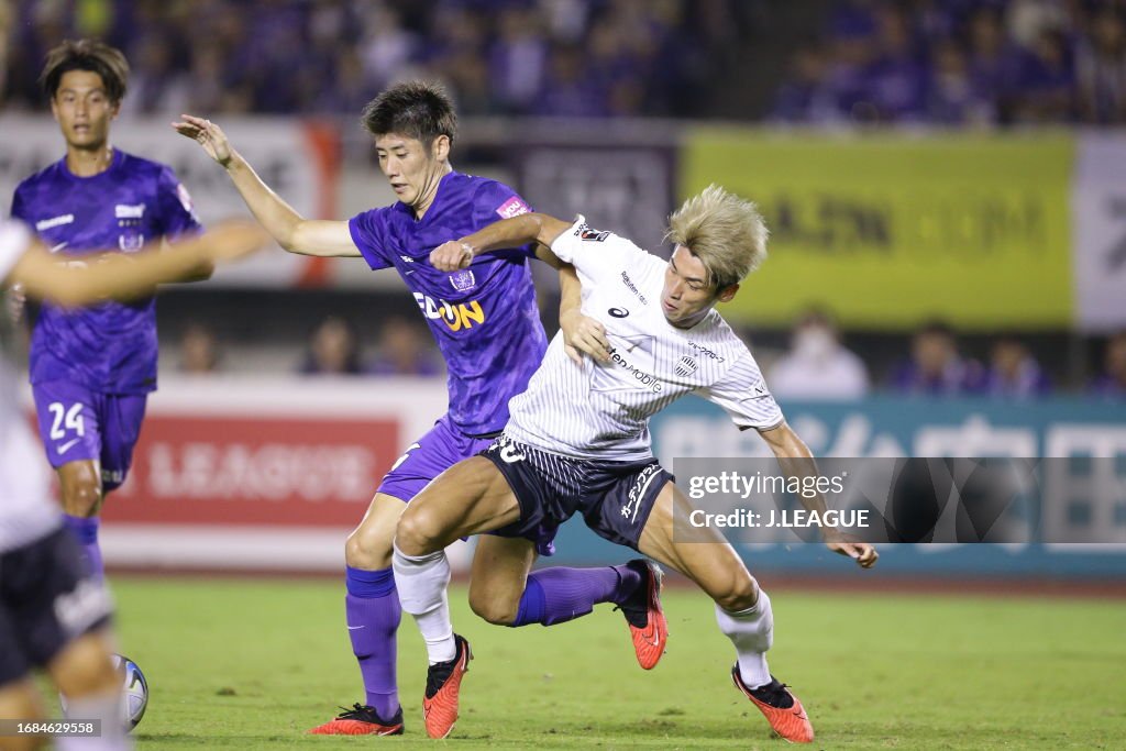 Hayato ARAKI of Sanfrecce Hiroshima and Yuya OSAKO of Vissel Kobe ... Hayato ARAKI of Sanfrecce Hiroshima and Yuya OSAKO of Vissel Kobe ...