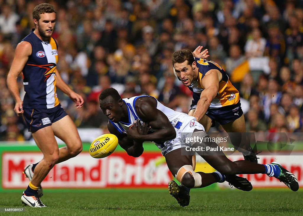 Majak Daw Of The Kangaroos Spills A Mark Against Darren Glass Of The