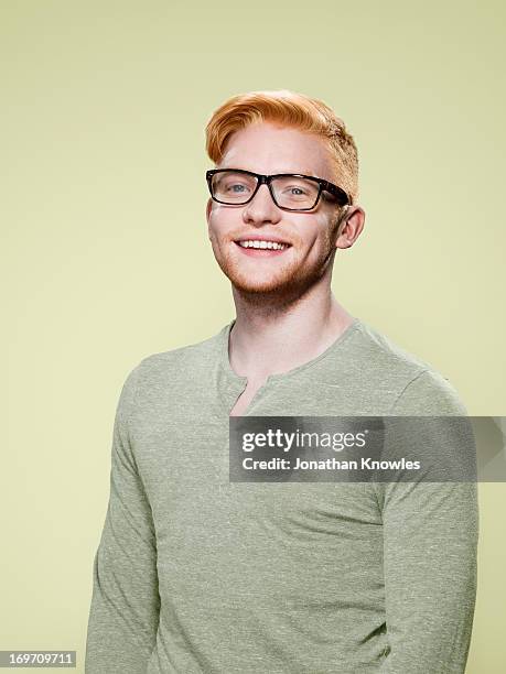 Male Green Background Fotografias E Filmes Do Acervo Getty Images