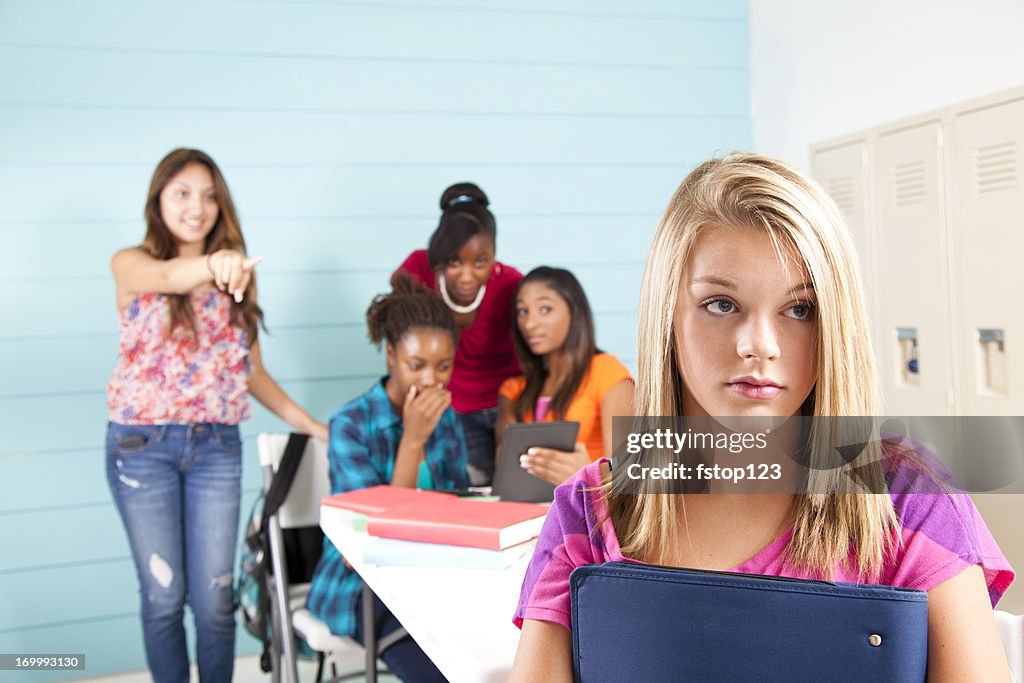 Adolescents À Laide Dune Technologie Internet Classmate