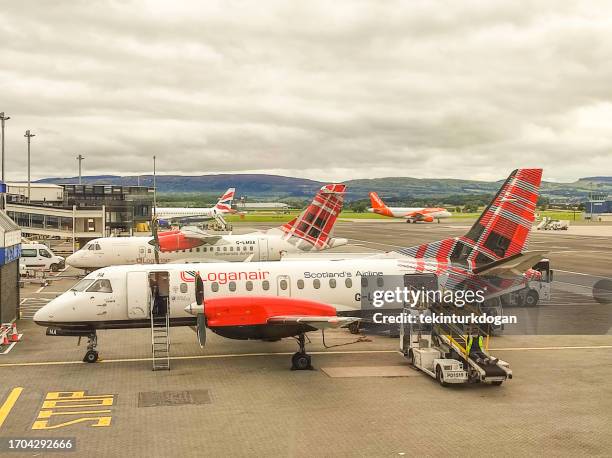 plane ready to take off at stansted airport runway in england UK 이미지 ...