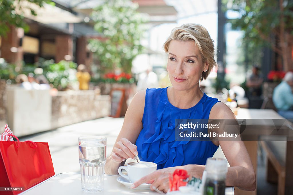 Femme Buvant Un Café Au Café Photo Getty Images